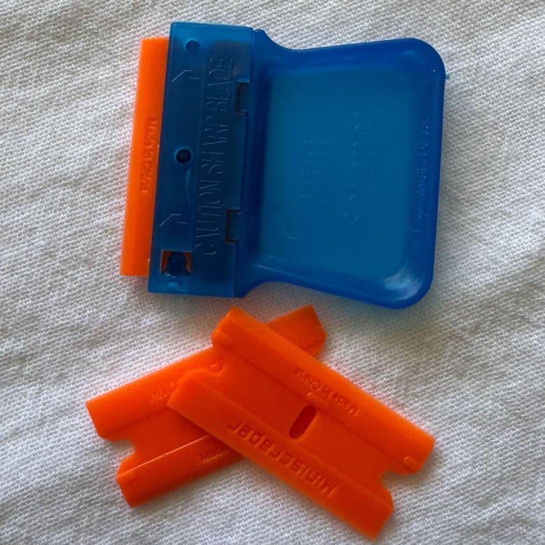 sticker-remover-handle-and-plastic-razor-blades